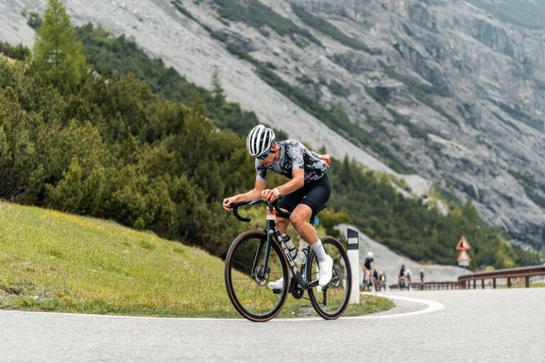 Stelvio Santini 2026: oltre 1.200 ciclisti da 42 Paesi e debutto della ...